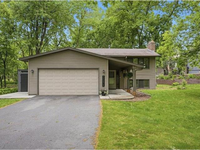 15074 Woodhill Trl, Eden Prairie, MN 55346