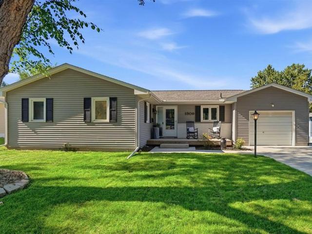 1509 W 8th St, Cedar Falls, IA 50613