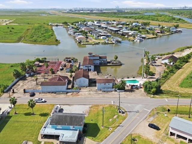 1500 Blue Water Dr, Freeport, TX 77541
