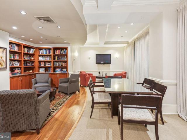 1500 Chestnut Street # 18H