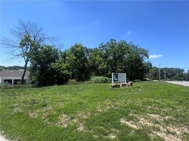1500 SW Stonewall Dr, Oak Grove, MO 64075