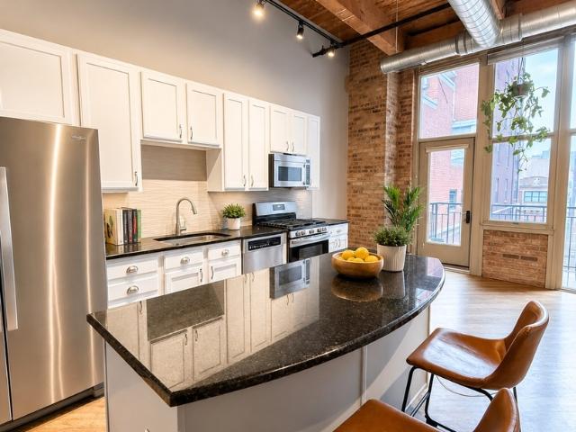 1500 W Monroe Street # 304