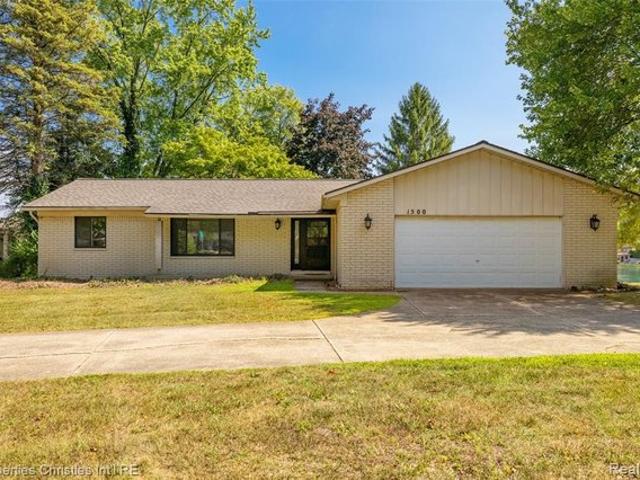 1500 3 Lakes Dr, Troy, MI 48085