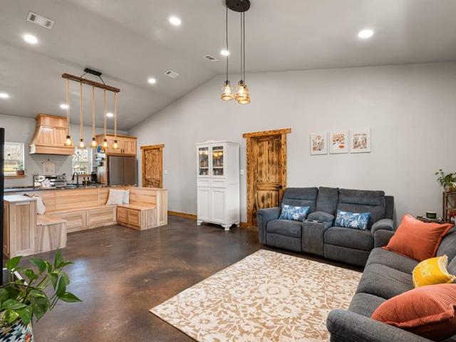 1501 Huddleston Rd, Sunset, TX