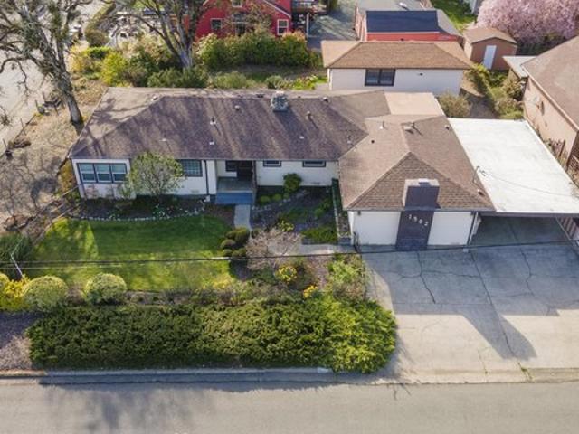 1502 NW Lawnridge Ave, Grants Pass, OR 97526