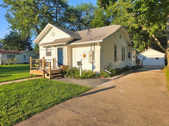 1502 N Walnut St, Olney, IL 62450