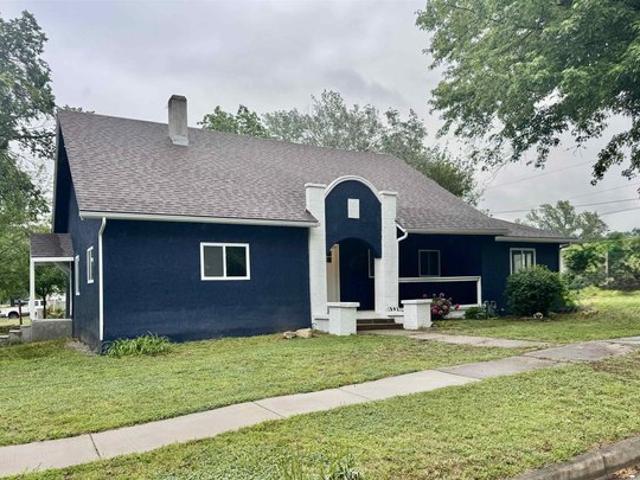 1502 E 2nd Ave, Winfield, KS 67156