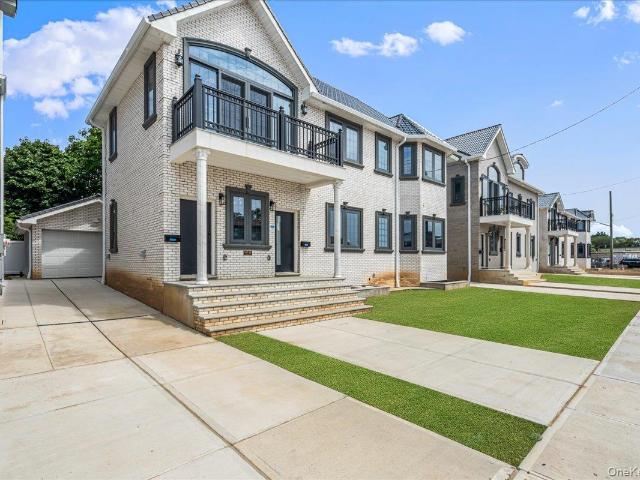 150 25 Hawtree Street | Compass