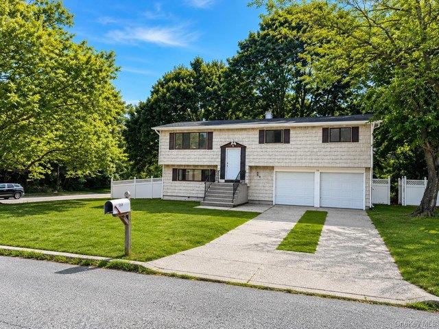 150 8th Ave, Holtsville, NY 11742