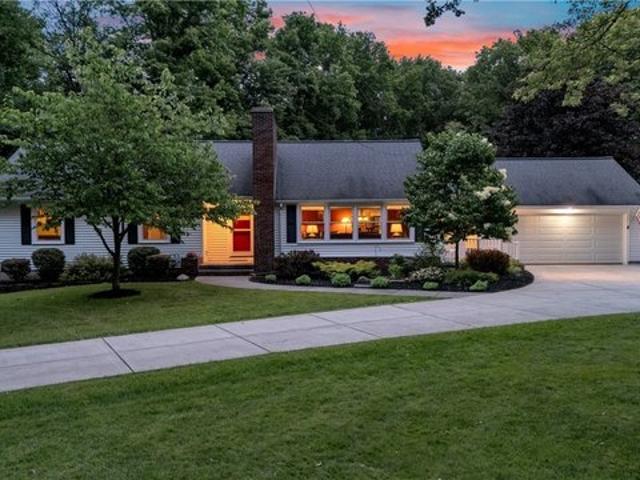 150 Girdle Rd, East Aurora, NY 14052