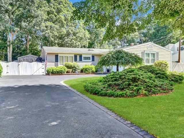 150 Shenandoah Blvd N, Nesconset, NY 11767