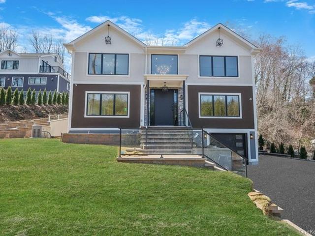 150 Sugar Toms Ln, East Norwich, NY 11732
