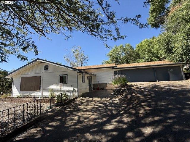 150 SW Brantley Dr, Winston, OR 97496