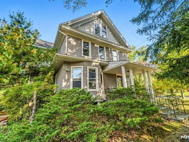 150 Tappan Rd, Harrington Park, NJ 07640