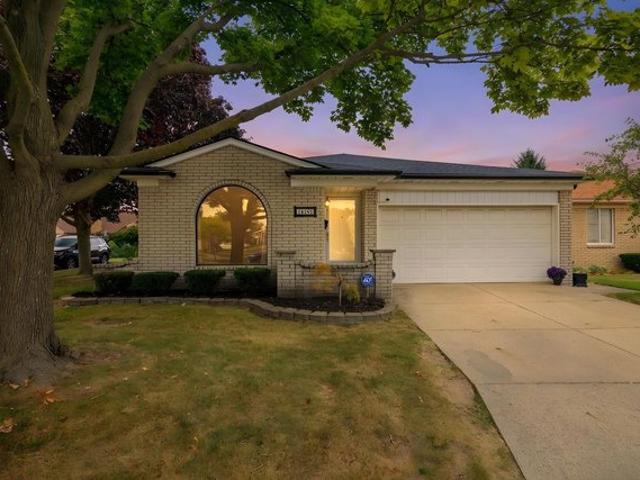 15151 LA Grande Plz, Warren, MI 48088