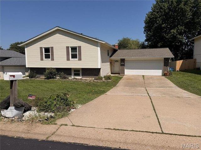 1515 Shadow Ln, Saint Charles, MO 63303