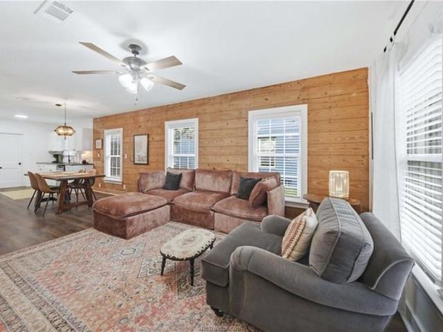 1515 Ursuline Ave, Bryan, TX 77803