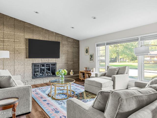 1515 Vivian Ln
