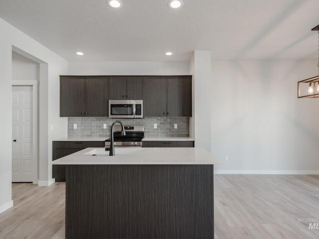 1515 W Braden Dr