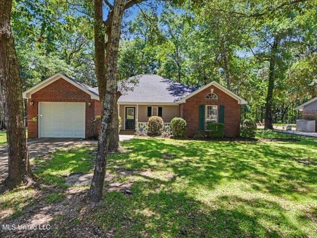 1516 Davis St, Ocean Springs, MS 39564
