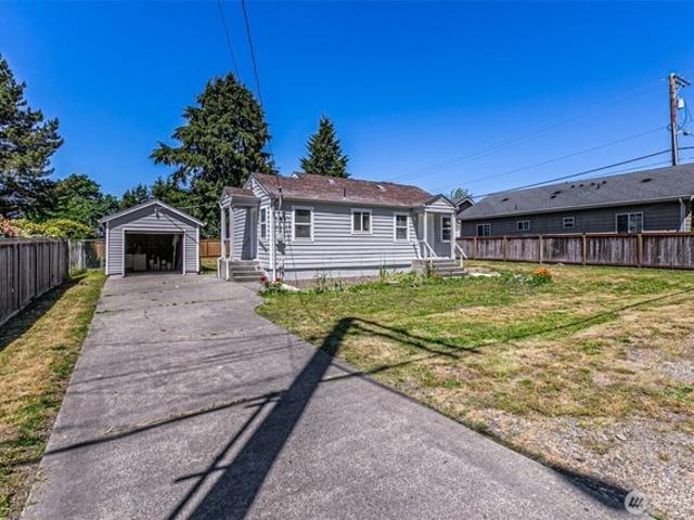 1516 S 272nd St, Des Moines, WA 98198
