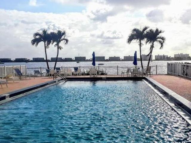 1516 S Lakeside Dr #204, Lake Worth, FL 33460