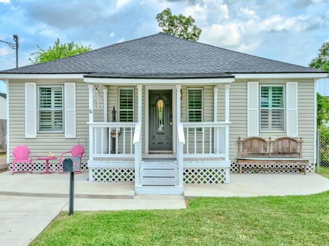 1517 Dieu St, Port Neches, TX 77651