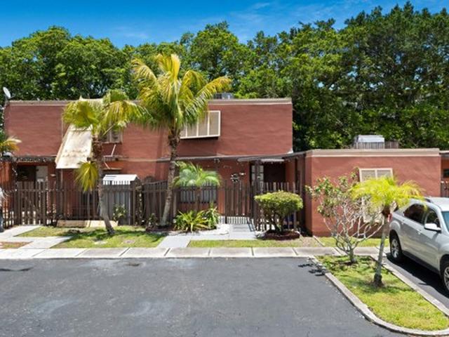 1517 Fairway Rd, Pembroke Pines, FL 33026