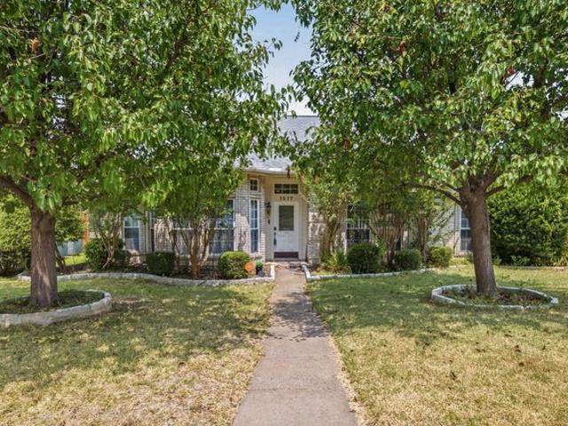 1517 Palisades Dr, Carrollton, TX 75007