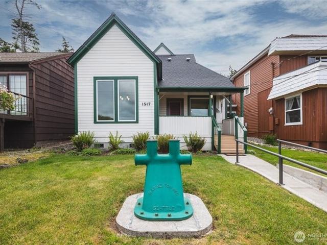 1517 6th St, Anacortes, WA 98221