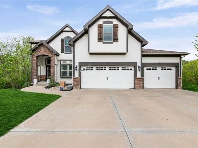 15190 N Cherry Ct, Parkville, MO 64152