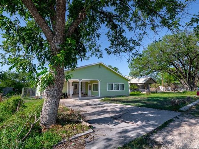 1510 N Llano St, Junction, TX 76849