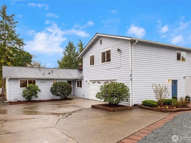1511 S 250th St, Des Moines, WA 98198