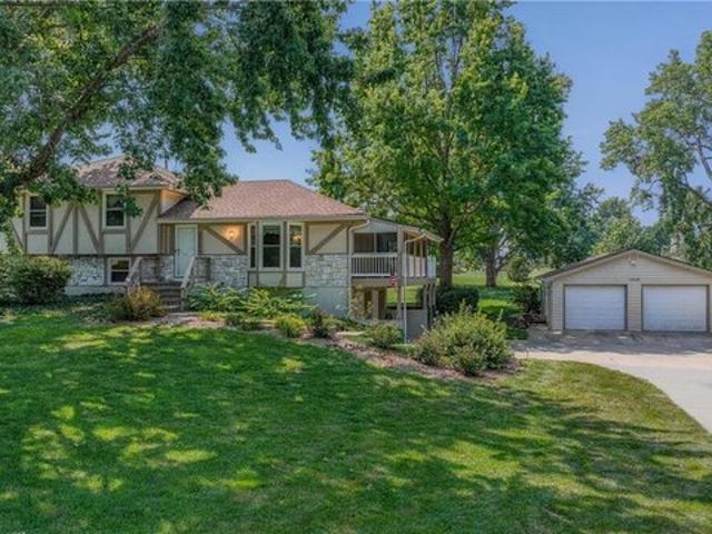 15121 Briarwood Dr, Basehor, KS 66007