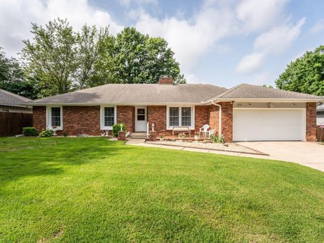 1512 E Walnut Lawn St, Springfield, MO 65804
