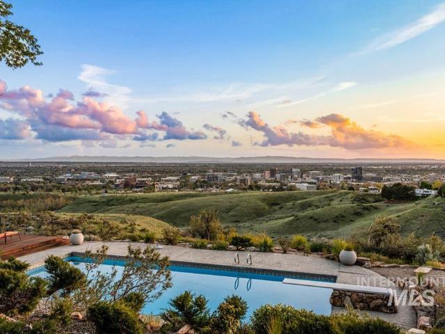 1513 N Claremont Dr