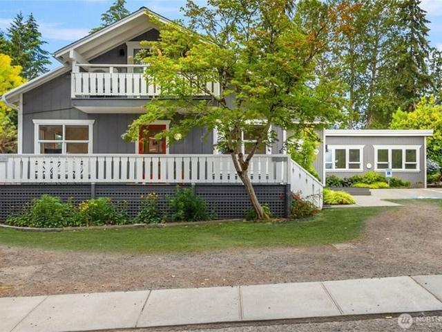 151 Finch Pl SW, Bainbridge Island, WA 98110