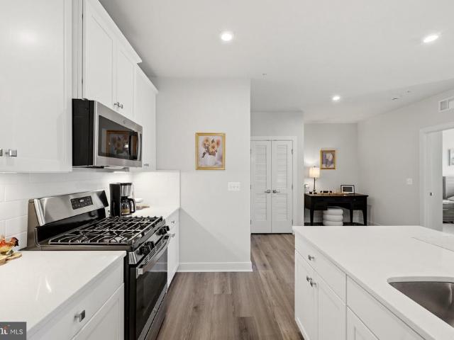 151 Mccormick # 203