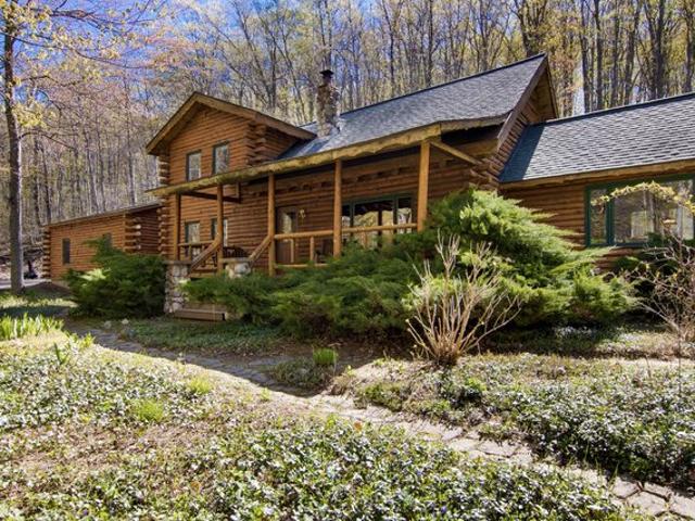 151 S Crestwood Dr, Suttons Bay, MI 49682