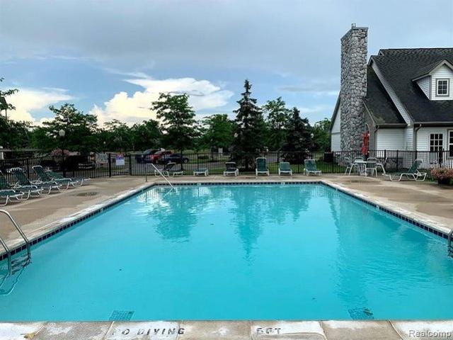 15240 Silver Pkwy, Fenton, MI 48430