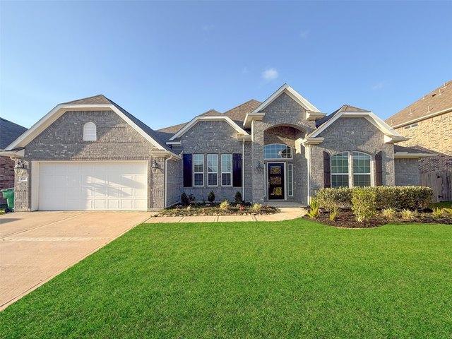 1524 N Blue Bonnet Ln, Angleton, TX 77515