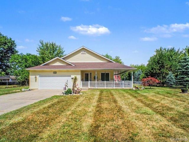 1524 Cussewago Dr, Fenton, MI 48430
