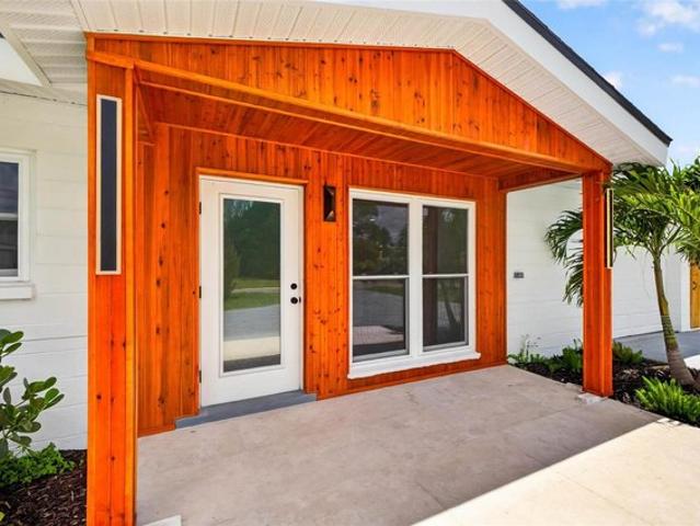 1524 Carson Cir NE, Saint Petersburg, FL 33703