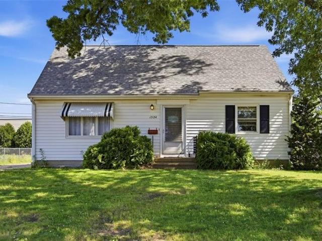 1524 48th St NE, Cedar Rapids, IA 52402