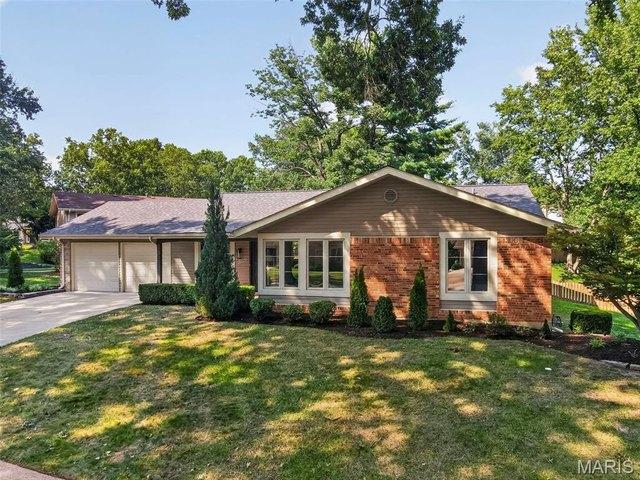 15261 Kempwood Dr, Chesterfield, MO 63017