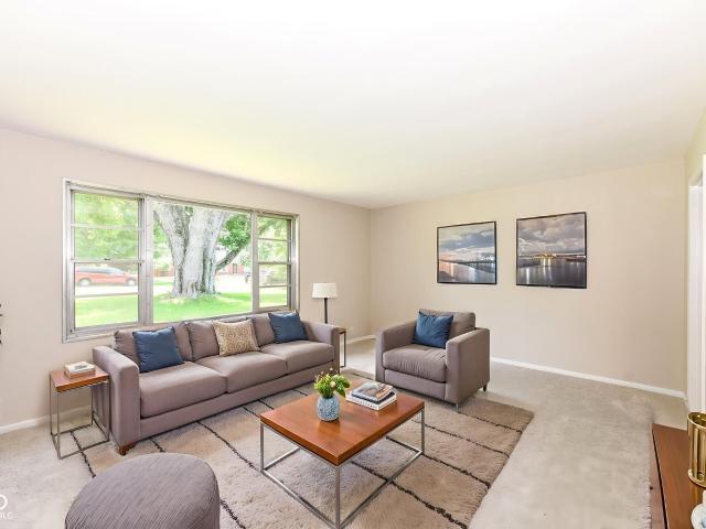 1526 Orchard Park Drive N