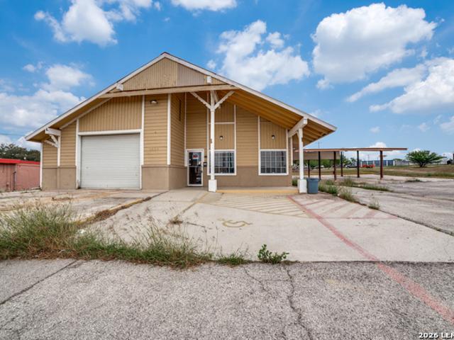 1526 W Pat Booker