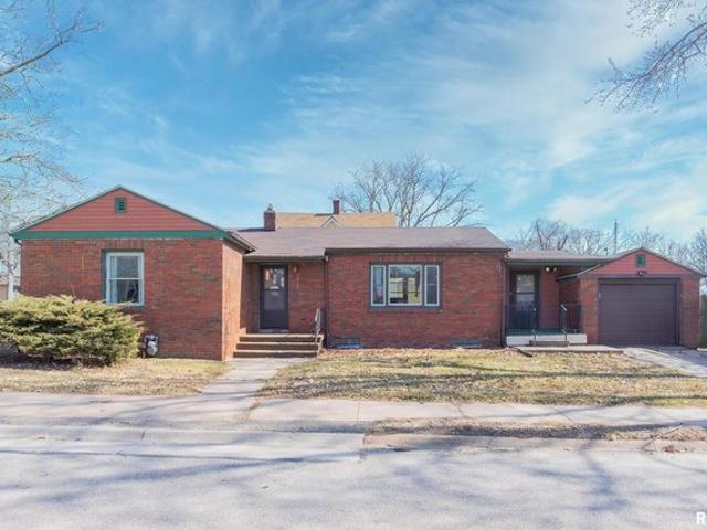 1527 Cedar St, Davenport, IA 52804