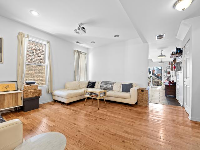 1527 W 18th Place