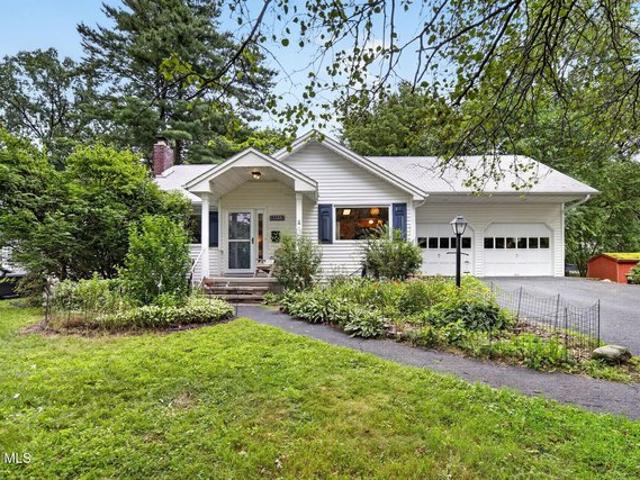 1528 Regent St, Niskayuna, NY 12309